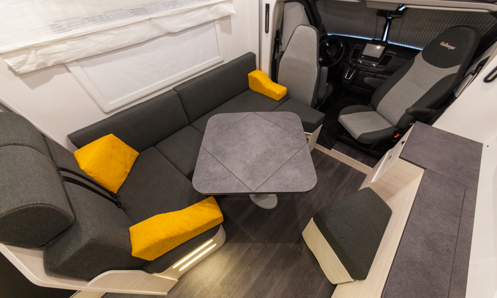 Koeajossa: Challenger 240 Open Edition -matkailuauto – tyylikäs ja ...